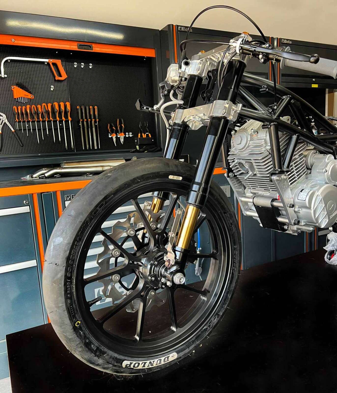 MIR RACING MOTO 5: La moto que reina en el camino hacia la élite